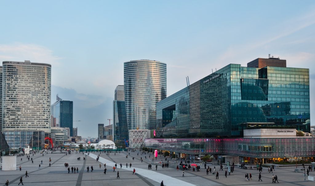 Where are the main business districts in Paris